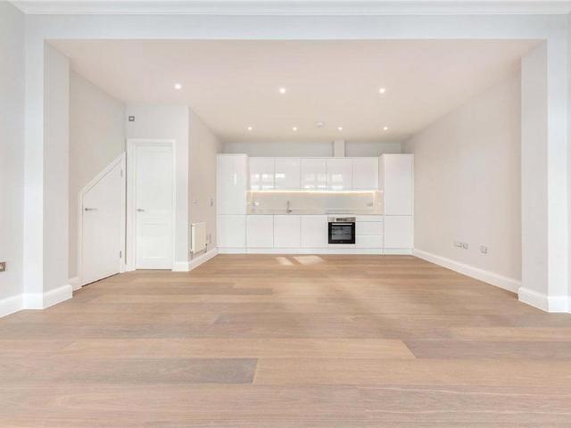 Montagu Mews South, Marylebone. 2 bed mews to rent £4,875 pcm £1,125 pw
