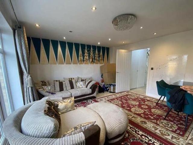 Montagu Gardens, Dartford, 3 Bedroom End