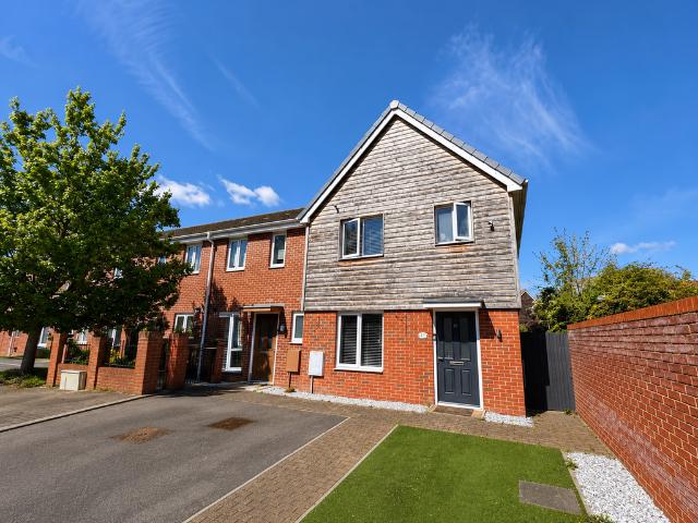 Montagu Gardens, Dartford DA1 3 bed end of terrace house to rent £2,650 pcm £612 pw