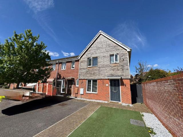Montagu Gardens, Dartford DA1 3 bed end of terrace house to rent £2,650 pcm £612 pw
