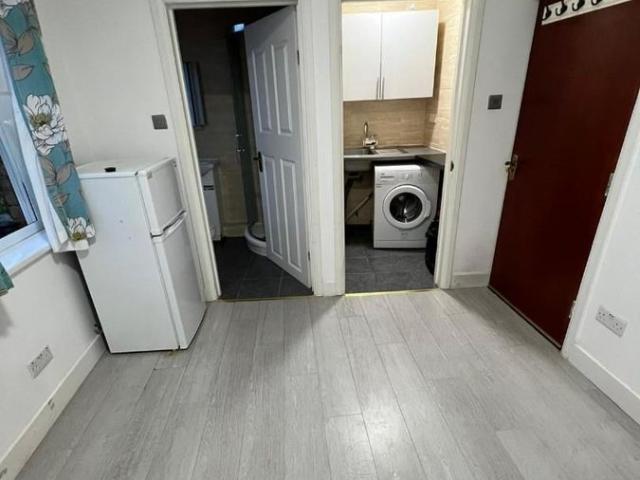 Montagu Road, London NW4, Studio to rent, £1,100 pcm | PrimeLocation