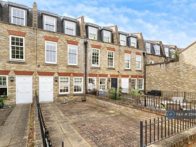 Montague Mews, London, E3 3 bed terraced house to rent £3,300 pcm £762 pw