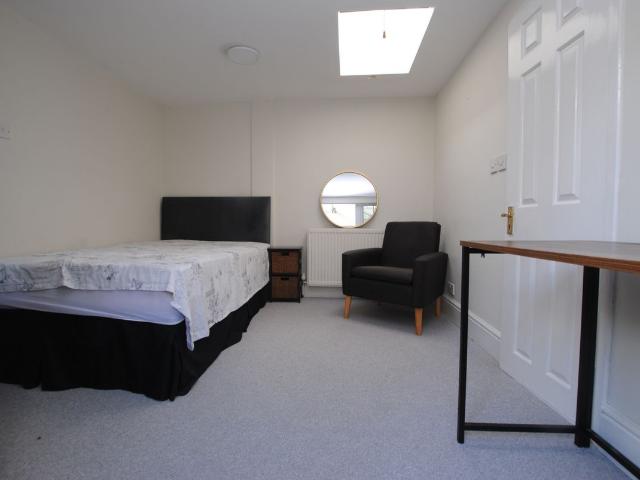 Montague Road, Hanwell W7, Studio to rent, £1,100 pcm | PrimeLocation