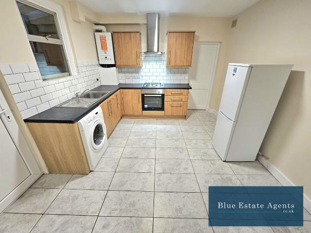 Montague Road, Hounslow TW3, 3 bed flat to rent, £2,400 pcm | PrimeLocation