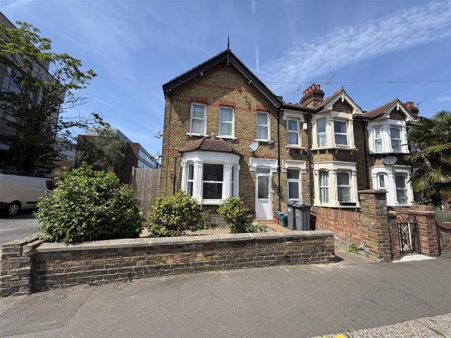 Montague Road, Hounslow TW3, 3 bed flat to rent, £2,100 pcm | PrimeLocation