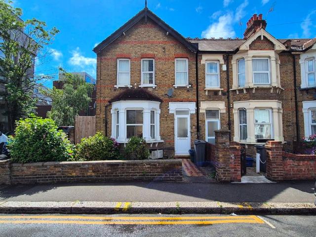 Montague Road, Hounslow TW3, 3 bed flat to rent, £2,200 pcm | PrimeLocation