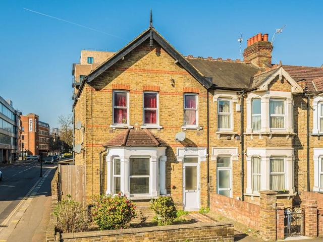 Montague Road, Hounslow TW3 3 bed flat to rent £2,200 pcm £508 pw