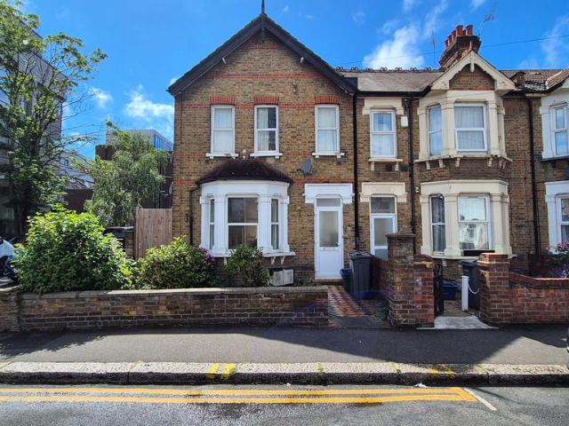 Montague Road, Hounslow, TW3 3 bed flat to rent £2,200 pcm £508 pw