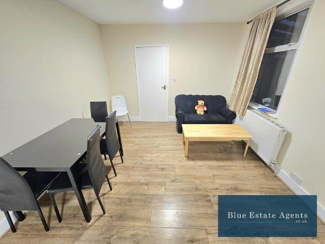 Montague Road, Hounslow, TW3 3 bed flat to rent £2,250 pcm £519 pw