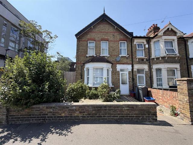 Montague Road, Hounslow 3 bed flat to rent £2,200 pcm £508 pw