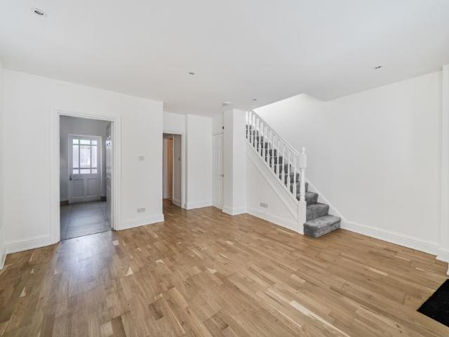 Montague Road London N8 4 bed mews to rent £4,500 pcm £1,038 pw