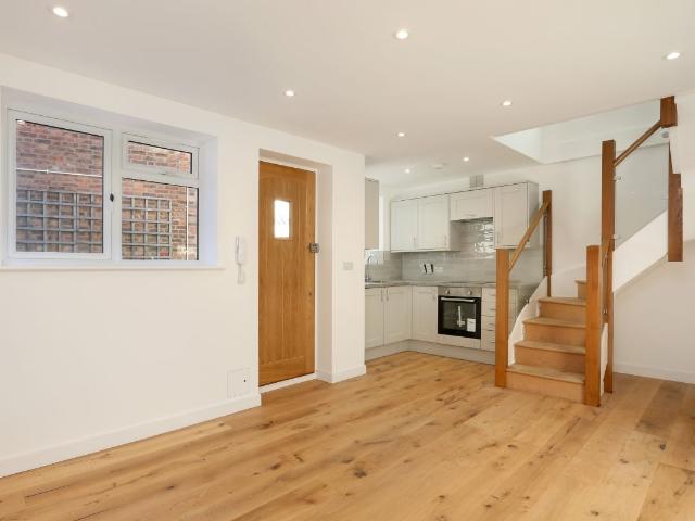 Montague Road, London N8, 1 bed flat to rent, £2,250 pcm | PrimeLocation