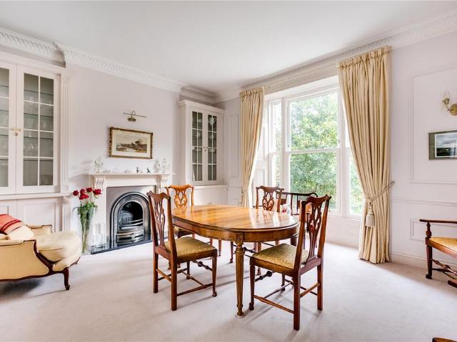 Montague Road, Richmond, Surrey 2 bed flat to rent £4,750 pcm £1,096 pw