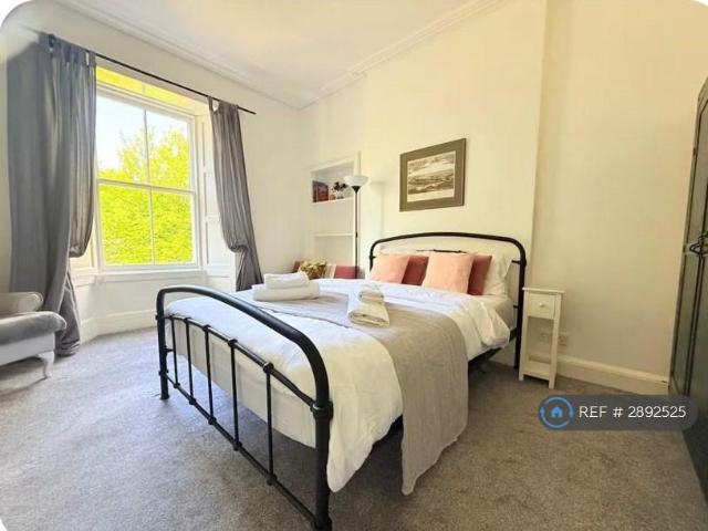 Montague St, Edinburgh, EH8 4 bed flat to rent £3,400 pcm £785 pw