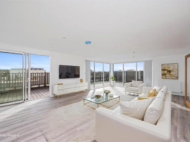 Montague Street, Worthing 2 bed penthouse to rent £2,000 pcm £462 pw