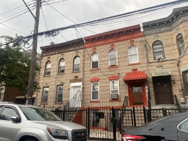 Montauk Ave