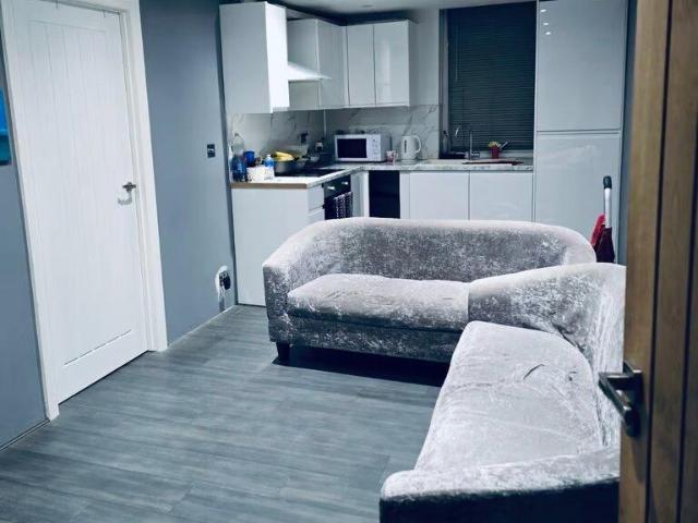 Montgolfier Walk, Northolt, UB5 1 bed flat to rent £1,950 pcm £450 pw