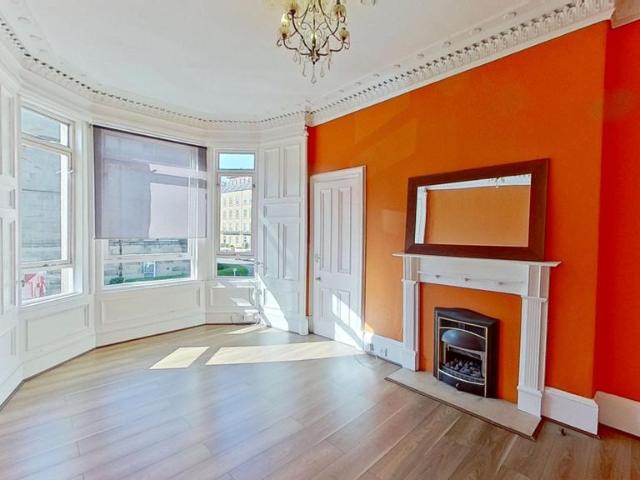 Montgomery Street, Edinburgh, EH7 3 bed flat to rent £1,600 pcm £369 pw
