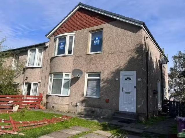 Montford Avenue, Kings Park, Glasgow. 3 bed flat £875 pcm £.