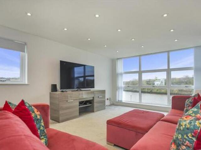 Month Tenancy Mariners Wharf, Quayside, 3 Bedroom Apartment