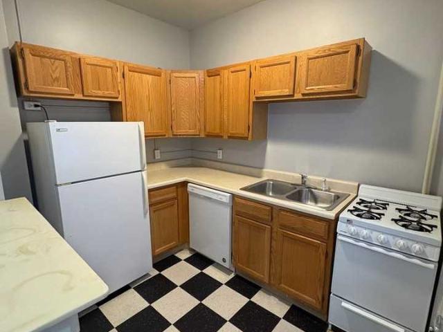 Monticello Apartments 520 S. 31st St. 1 Bedroom Apartment for Rent at 520 S 31st St, Omaha, NE 68105 Leavenworth