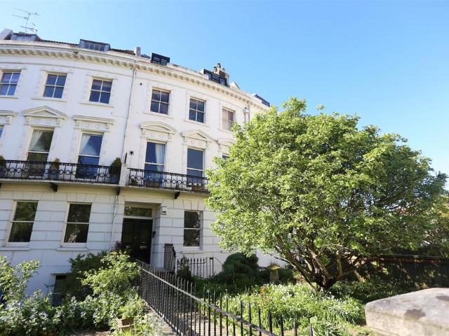 Montpelier Crescent, Brighton 1 bed flat to rent £1,450 pcm £335 pw