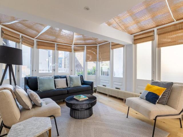 Montpelier Place, Knightsbridge. 3 bed house to rent £9,750 pcm £2,250 pw