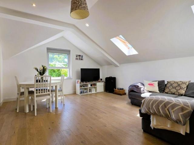 Montpelier Road, Ealing 2 bed flat to rent £1,880 pcm £434 pw