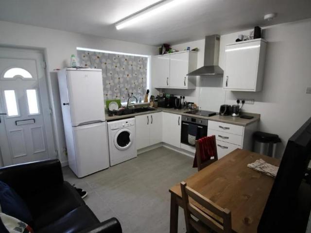 Montpellier Road, Nottingham NG7 3 bed semi detached house to rent £1,170 pcm £270 pw