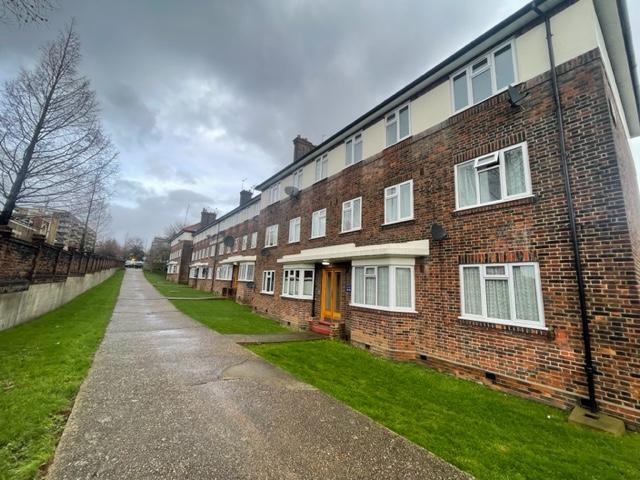 Montrose Court, The Hyde, Colindale, NW9 2 bed apartment to rent £1,798 pcm £415 pw
