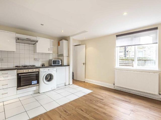 Montrell Road, London SW2 2 bed flat to rent £1,900 pcm £438 pw