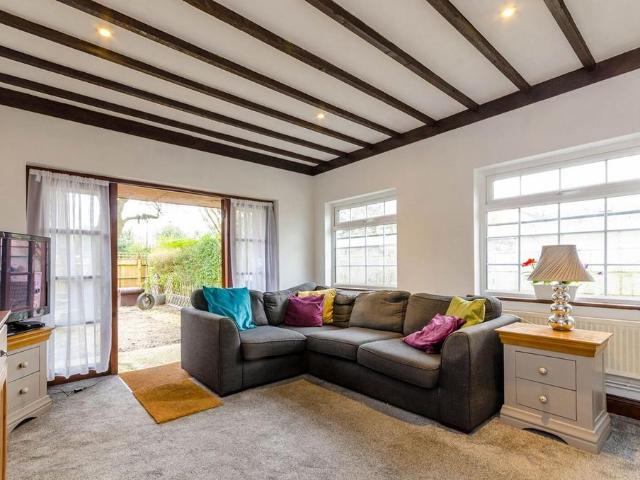 Monument Road, Woking, GU21 1 bed maisonette to rent £1,550 pcm £358 pw