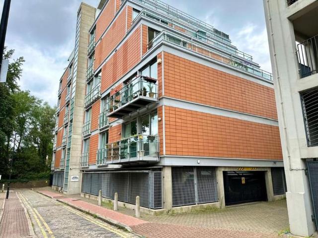 Monza Street, London, E1W 2 bed apartment to rent £2,750 pcm £635 pw