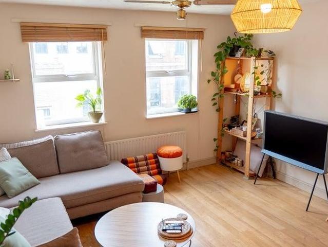 Mon Fri cosy room in heart of East London E2
