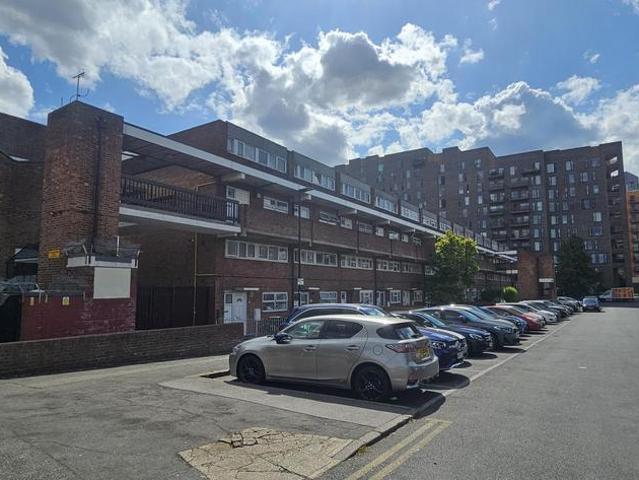 Mona Street, Canning Town, London, E16 2 bed flat to rent £1,700 pcm £392 pw