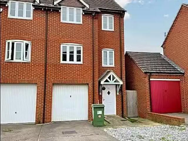Monarch Drive, Sittingbourne ME10 4 bed townhouse to rent £1.