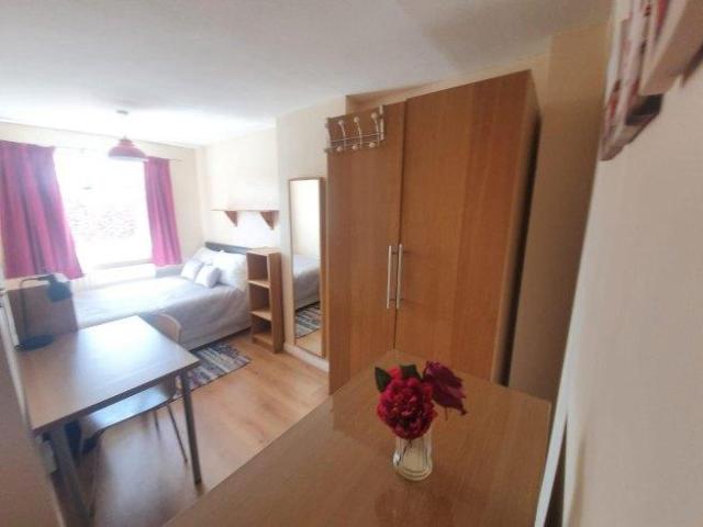 Monarch Drive 4 bed flat to rent £2,272 pcm £524 pw