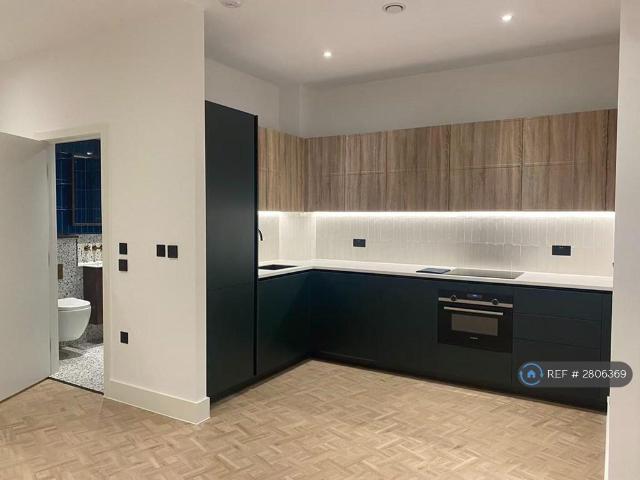 Monarch Square, London, SW11 1 bed flat to rent £2,600 pcm £600 pw