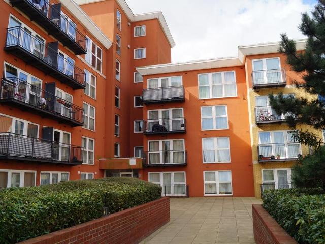 Monarch Way, Ilford IG2 2 bed flat to rent £1,800 pcm £415 pw