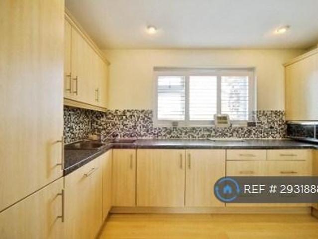 Monica Court, Enfield, EN1 2 bed flat to rent £2,000 pcm £462 pw