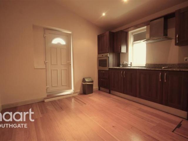 Monkfrith Way, N14 2 bed flat to rent £1,800 pcm £415 pw