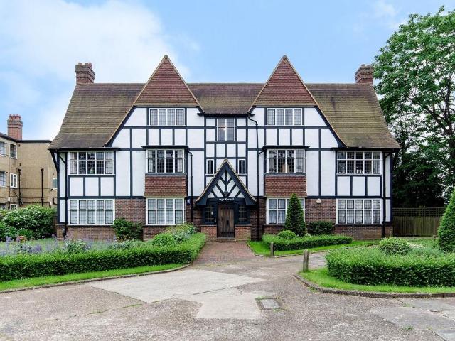 Monks Drive, West Acton, London, W3 3 bed flat to rent £3,200 pcm £738 pw