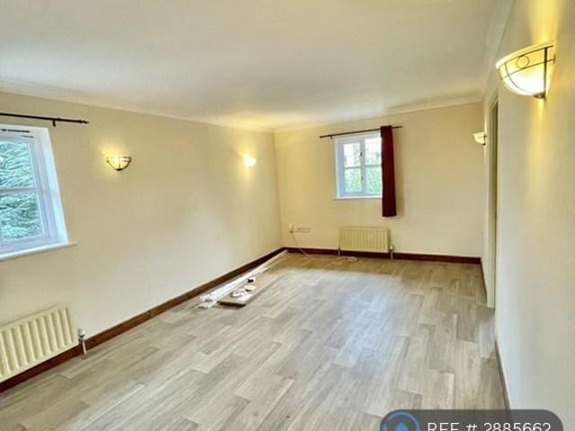 Monkwood Close, Romford, RM1 2 bed flat to rent £1,650 pcm £381 pw