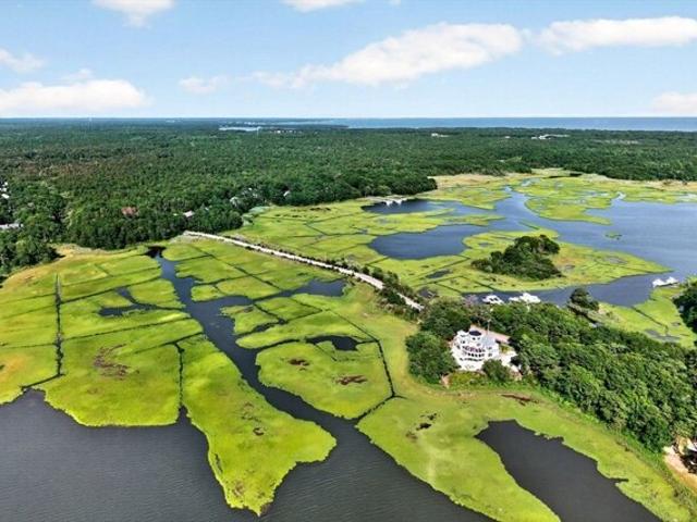 Monomoscoy Rd, Mashpee, Home For Sale