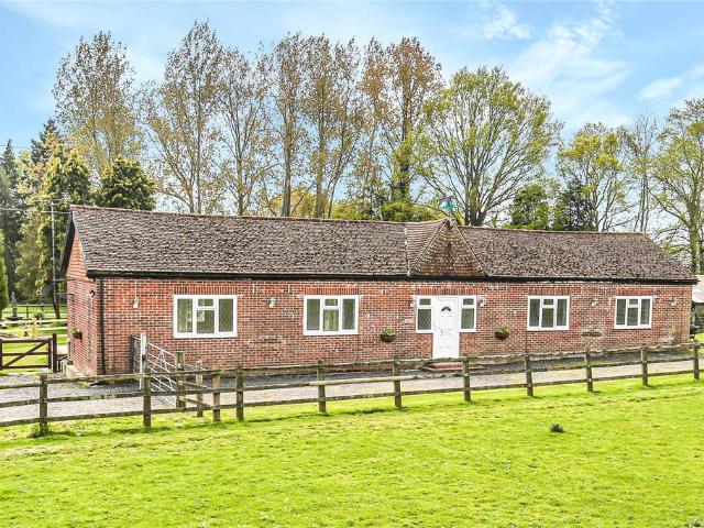 Moons Lane, Dormansland, Lingfield. 3 bed bungalow to rent £2,750 pcm £635 pw