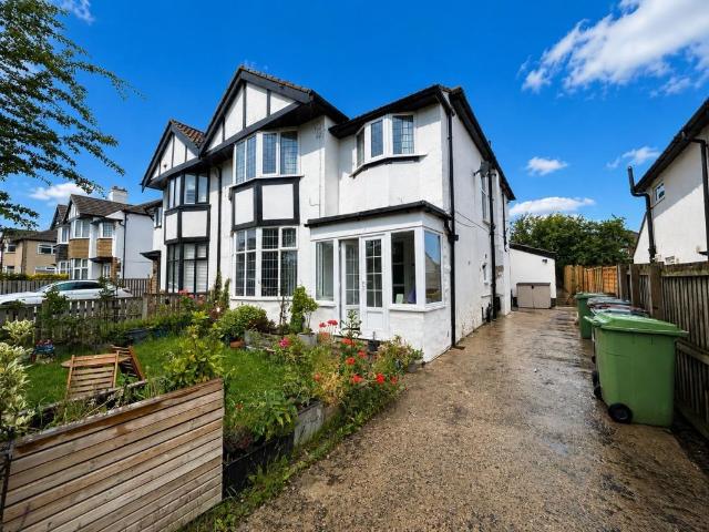 Moor Allerton Avenue, Leeds LS17, 3 bed flat to rent, £1,495 pcm | PrimeLocation