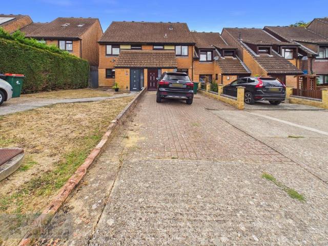 Moor Park Crescent, Ifield, Crawley 3 bed house to rent £1,950 pcm £450 pw