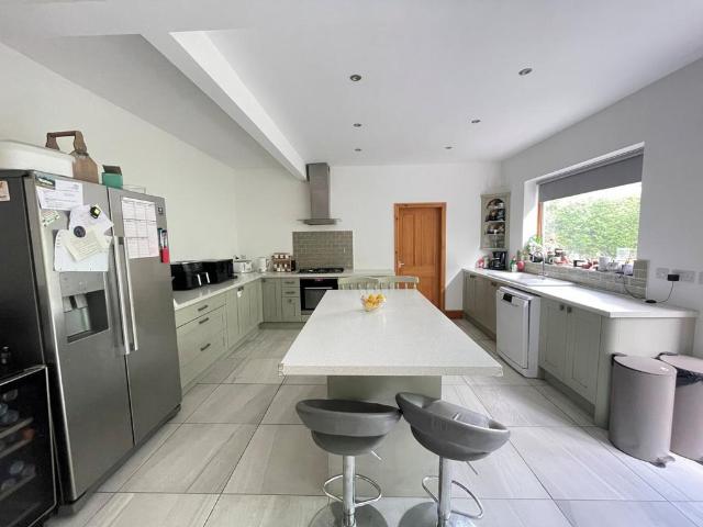 Moor Park Avenue, Headingley, Leeds, LS6 4 bed detached house to rent £2,095 pcm £483 pw