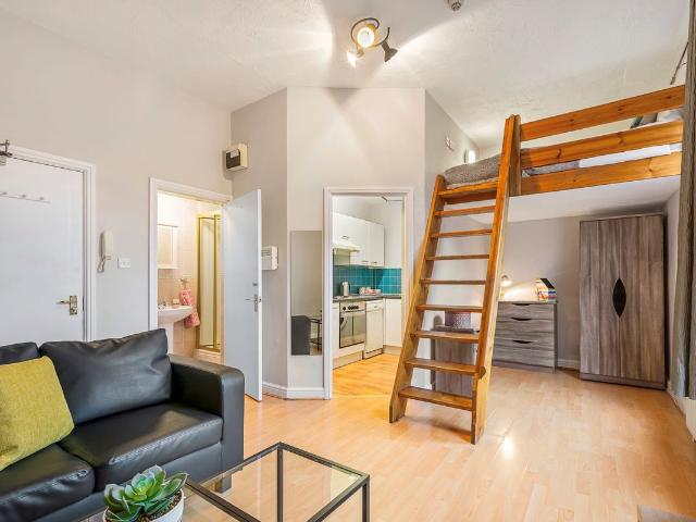 Moor View, Leeds LS6, 1 bed flat to rent, £802 pcm | PrimeLocation