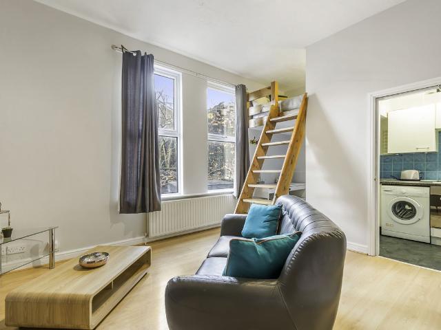 Moor View, Leeds LS6, 1 bed flat to rent, £819 pcm | PrimeLocation